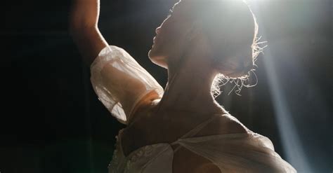 실내 가벼운 공연 공연 예술 광선 그림자 극장 기민한 기술 나타내는 날씬한 댄서 댄스 댄스 동작 댄스 스튜디오 댄스 포즈 모델 무대 공연