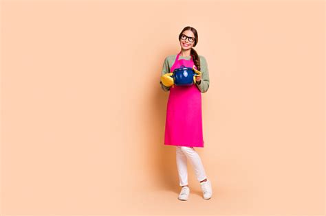 쾌활한 몽환적인 숙녀의 전체 길이 사진 핑크 찾고 빈 공간을 준비 요리 수프 고립 베이지 색 배경 25 29세에 대한 스톡 사진