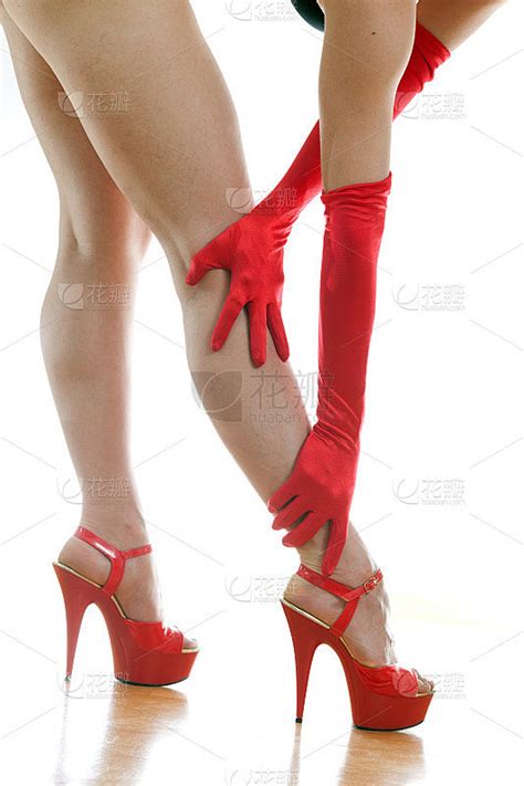 穿着红鞋的女人的腿