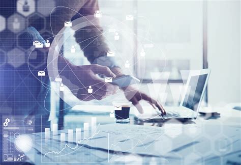 비즈니스 컨셉입니다 사업가 작업 성분명은 디자인식 랩톱 및 스마트폰을 전 세계 공유 개념에 대한 스톡 사진 및 기타 이미지 공유 개념 그래프 기업 재무와 산업