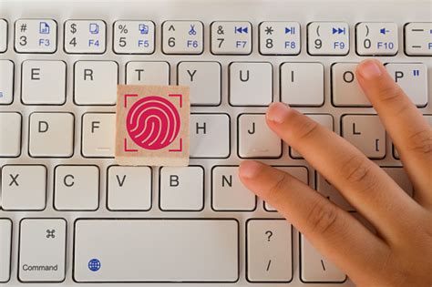 컴퓨터 키보드의 지문 기호는 온라인 컴퓨터 네트워크 및 개인 정보 보호에 대한 데이터 보호를 제공하는 고급 사이버 보안 조치의 표시입니다 가상현실에 대한 스톡 사진 및 기타