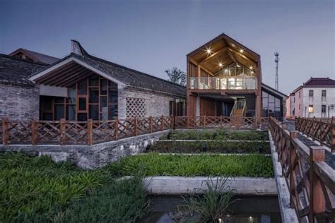 文旅推荐 ‖ “美丽乡村”优秀设计的案例建筑 设计结合传统岭南乡村聚落意向，利用有机形态的合与转折，组合形成了一个自然的聚落空间。 徐家