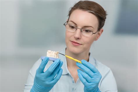 Coroana Dentară De Porțelan Care Sunt Avantajele Acestei Soluții și