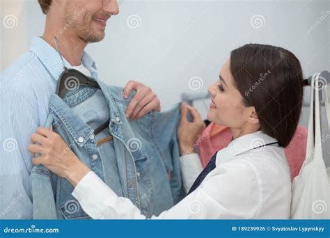 Mulher Pegando Roupas Para O Namorado Bela Mulher A Escolher Roupa Para O Marido Linda Senhora