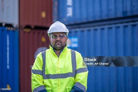 선박 산업의 재고 선적 일정 또는 컨테이너 추적 기술 및 안전을 관리하는 운영 물류 및 선적 야드를 감독하는 부두 작업자 또는 엔지니어 컨테이너 야드에서 활동하는 전문가를