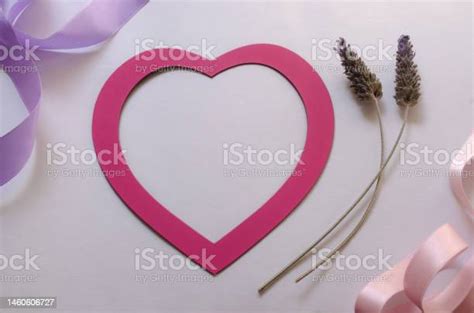 バレンタインデーの背景白い背景にラベンダーの花ピンクの心リボン お祝いのストックフォトや画像を多数ご用意 お祝い アルゼンチン
