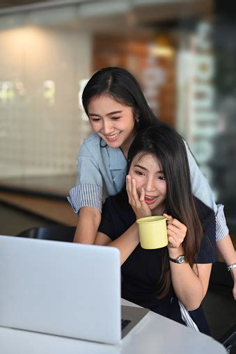 직장에서 성공한 후 동료들에게 축하를 받는 쾌활한 여성 직원 20 24세에 대한 스톡 사진 및 기타 이미지 20 24세 25 29세 2명 Istock