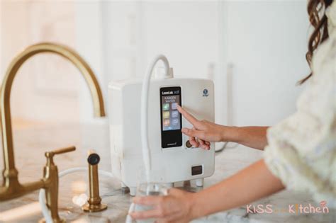 Molecular Hydrogen Water 101 Benefits Uses And How It Works Kiss In