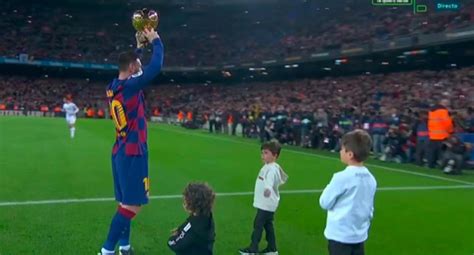 Barcelona Vs Mallorca Lionel Messi Mostró Su Sexto Balón De Oro Al