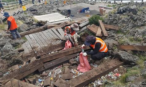 19년 만에 한라산 나무데크 뜯자페트병·발열팩 쓰레기 ‘우르르