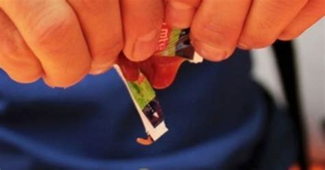 매장서 햄버거 먹을 때 광고지에 케첩 짜놓는다면 주의