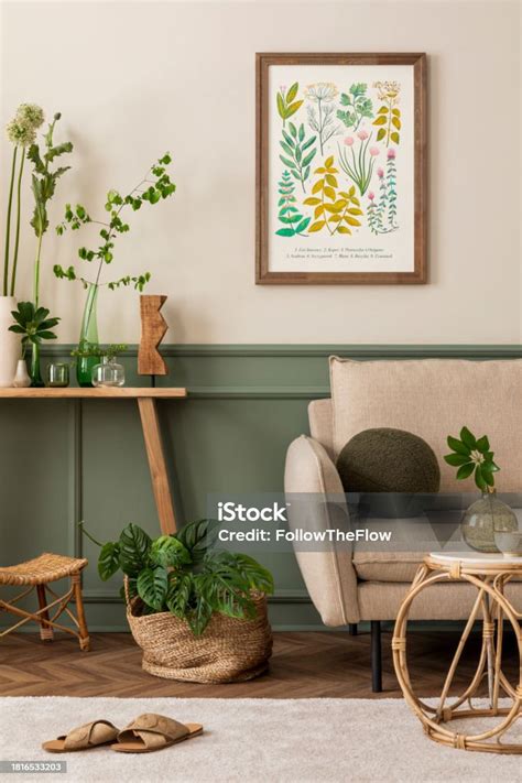 모형 포스터 농장 베이지색 소파 식물 나무 벤치 원형 커피 테이블 슬리퍼 나뭇잎이 달린 꽃병 러그 및 개인 액세서리가 있는 봄 거실의 인테리어 디자인 가정 장식 템플렛