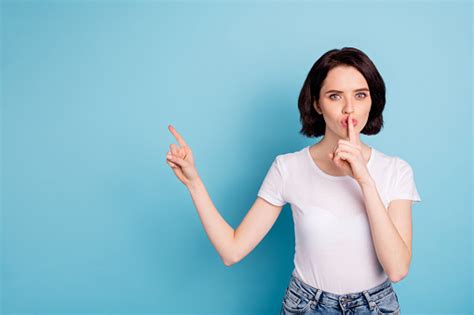 그녀의 초상화 그녀의 좋은 매력적인 사랑스러운 자신감 신비한 소녀는 밝은 선명한 빛 선명한 푸른 청록색 색상 배경에 고립 된