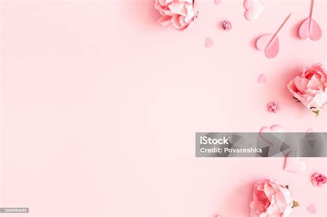 발렌타인 데이 배경입니다 분홍색 꽃 봉투 파스텔 핑크 배경에 하트 발렌타인 데이 컨셉 플랫 레이 상단 보기 복사 공간 0명에
