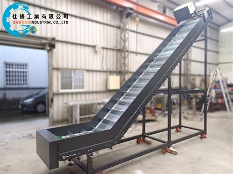 鏈鈑鐵帶L型爬升輸送機 客戶案例三 產品介紹 仕鋒工業有限公司 輸送帶 輸送機 模具架 自動化設備 工作桌