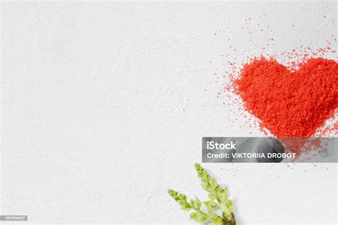 발렌타인 데이 배경입니다 흰색 배경에 빨간 부스러기로 만든 마음 상단 보기 공간을 복사합니다 플랫 레이 인사말 카드 0명에 대한