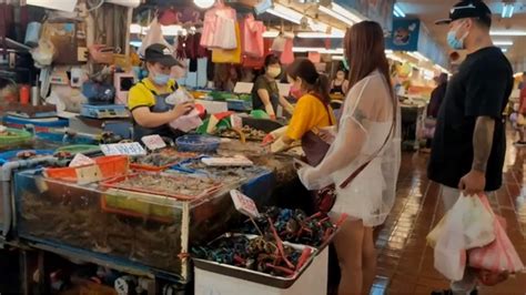 竹圍漁港爆人潮 微解封「尬」假日民眾逛街搶魚貨 東森最即時最快速新聞