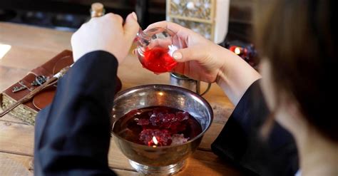 Grimoire 고요한 공상 그릇 꽃 마녀 마녀 양조 마법 마법의 지팡이 마법의 책 마법의 허브 마술사 문자 문화적 물약 미스터리 믹싱 병