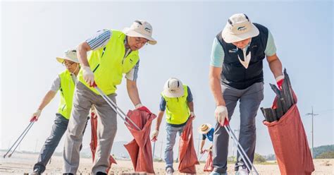 임직원들과 해변 쓰레기 수거하는 한국영 이사장