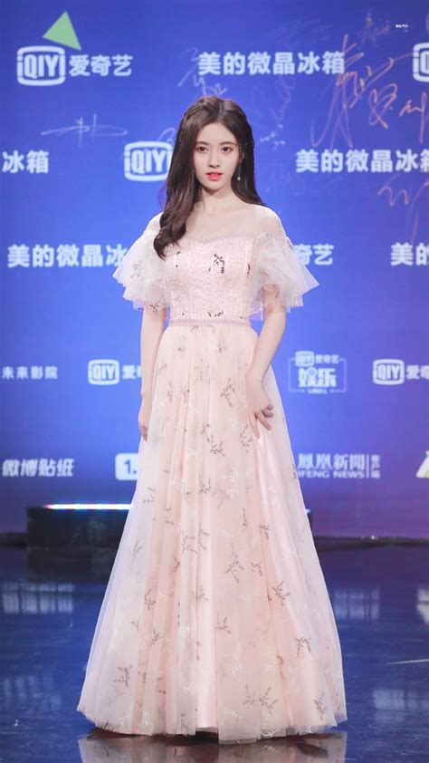 鞠婧祎穿粉色纱裙亮相爱奇艺尖叫之夜活动，皮肤白皙笑容甜美爱奇艺鞠婧祎纱裙新浪新闻