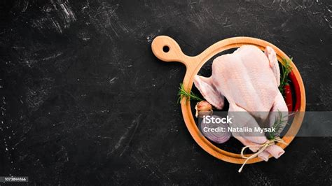 야채와 향신료와 함께 원시 닭입니다 바베 큐입니다 에 검은 돌 배경 최고의 볼 수 있습니다 무료 사본 공간입니다 고기에 대한