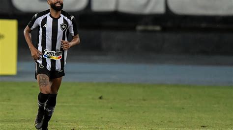 Chay do Botafogo finaliza de fora da área e faz gol inusitado contra