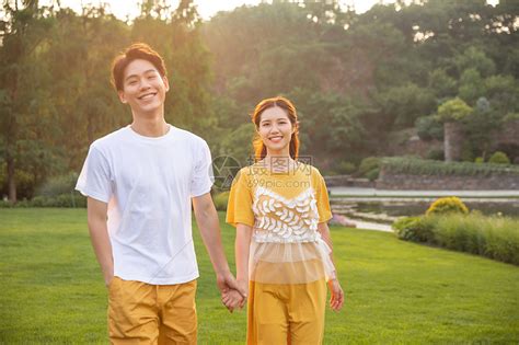 青年情侣高清图片下载 正版图片501347904 摄图网