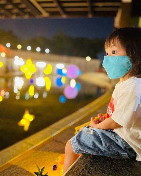 罗仲谦杨怡带一对子女赏月享受亲子乐 分享全家福首晒小儿子正面照