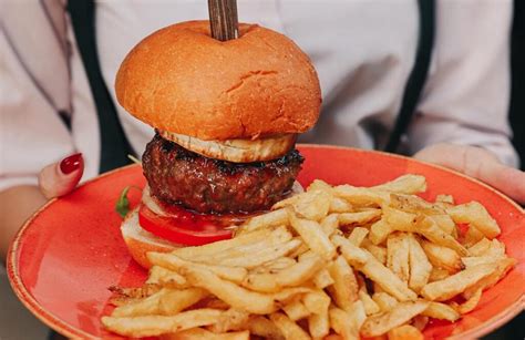 Πολυαγαπημένη κι εξόχως γκουρμέ η Barbara Que στα Βριλήσσια είναι ο πλέον κλασικός Casual