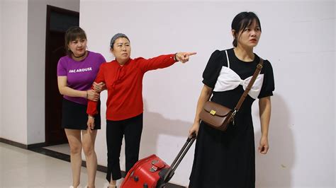 为了嫁给穷小子，女孩和母亲赌气离家出走，姐姐一番话她半路返回【飞翔大剧院】 Youtube