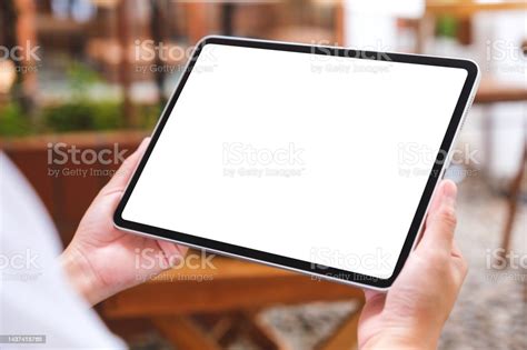 빈 흰색 데스크톱 화면디지털 태블릿을 들고 있는 여성의 모형 이미지 태블릿에 대한 스톡 사진 및 기타 이미지 태블릿 형판 수평 구성 Istock