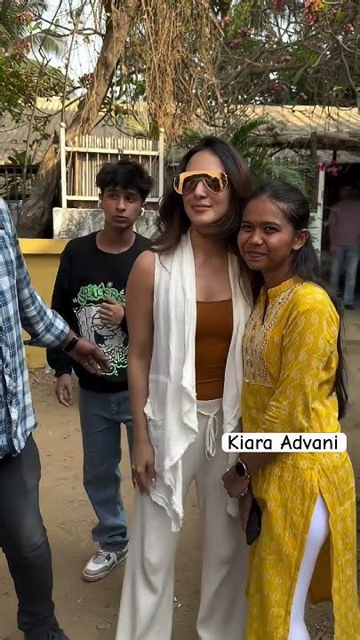 Kiara Advani Is So Humble ️ Clicks Photo With Her Fans Post Meeting In