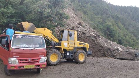 Hari Ini Evakuasi Material Longsor Di Jalan Tembus Tawangmangu Magetan