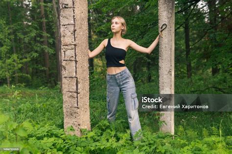 자연 경관 사이에 콘크리트 더미 옆에서 포즈를 취하는 젊은 여성 16 17 살에 대한 스톡 사진 및 기타 이미지 16 17 살 가냘픈 건축물 Istock