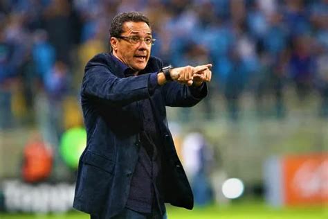 Após polêmica Cuca Corinthians anuncia Vanderlei Luxemburgo como