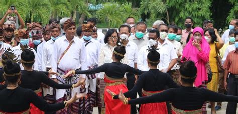 Tiba Di Kupang Civitas Akademika Undana Dan Keluarga Sambut Rektor Dr