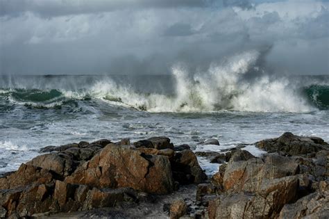 거친 바다 거품 파도 격동하는 바다 구름 낀 하늘 난류 날씨 대양 같은 드라마틱한 등대 등대 구조 등대 풍경 물 바다 바다 경치 바다 분위기 바다