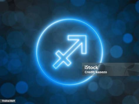 흐린 Bokeh 배경으로 궁수자리의 빛나는 네온 사인 3d 일러스트레이션 궁수자리에 대한 스톡 사진 및 기타 이미지 궁수자리 점성술 기호 3차원 형태 Istock