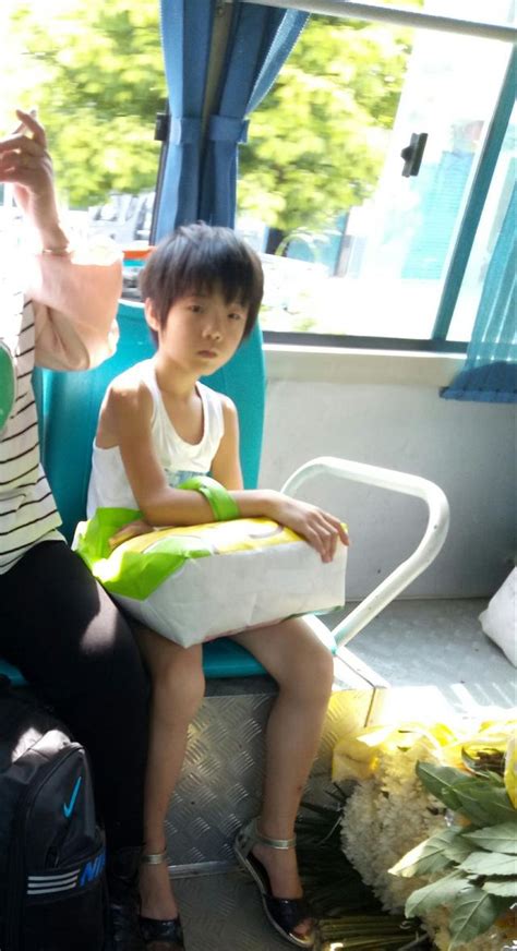 这两个小女孩长大后会有什么不同呢原谅我的偷拍 每日头条