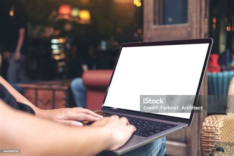 Gambar Mockup Tangan Menggunakan Dan Mengetik Di Laptop Dengan Layar