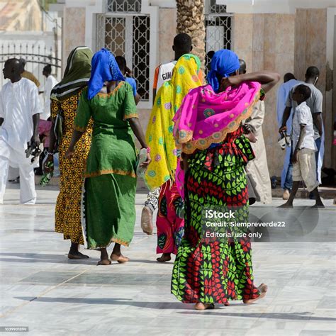 긴 전통 옷을 입고 정체 불명된 세네갈 사람들 Touba Mouride 형제 애의 집의 큰 모스크에서 도보로 건축에 대한 스톡