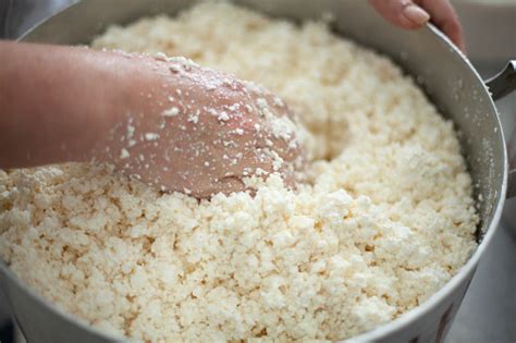 쿡은 코티지 치즈를 냄비에 섞습니다 핸드 반죽 유제품 식당에서 일하십시오 치즈 케이크 만들기의 세부 사항 열 개념에 대한 스톡 사진 및 기타 이미지 Istock