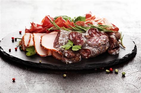 나무 배경에 Prosciutto 베이컨 살라미와 소시지와 대리석 도마 소박한 고기 플래터 0명에 대한 스톡 사진 및 기타 이미지