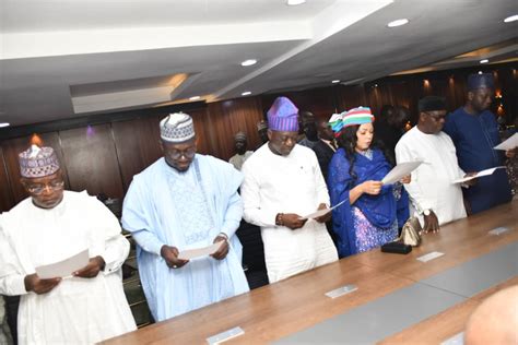 Apc Swears In New Nwc Amid Protests Vows Reward For Others The Abuja