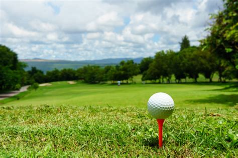 푸른 하늘과 구름과 푸른 잔디에 오렌지 티에 흰색 골프 공의 닫습니다 텍스트에 대 한 공간을 복사 합니다 경쟁에 대한 스톡 사진 및 기타 이미지 Istock