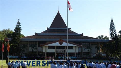 Uns Solo Gelar Upacara Bendera Peringati Hardiknas 2019