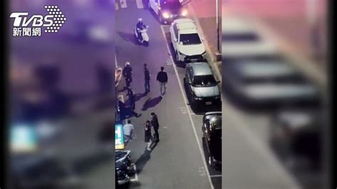欠債遭人6打1！女警喝令蹲下 聽不見就「大聲一點」
