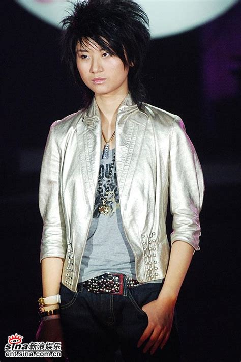 图文：超级女声总决赛8进6 尚雯婕手握麦克演唱6影音娱乐新浪网