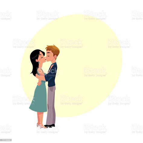 Pasangan Muda Berciuman Romantis Saling Berpelukan Potret Panjang Penuh