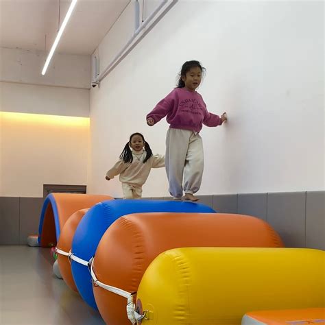 슈퍼키즈성장센터 양산점ㅣ유아체육ㅣ어린이체육ㅣ초등체육 슈퍼키즈성장센터 양산유아체육 점핑코스 건너기 🚦 1️⃣ 질서와 규칙 배우기 🤝 차례차례 자연스럽게 질서를 지켜요